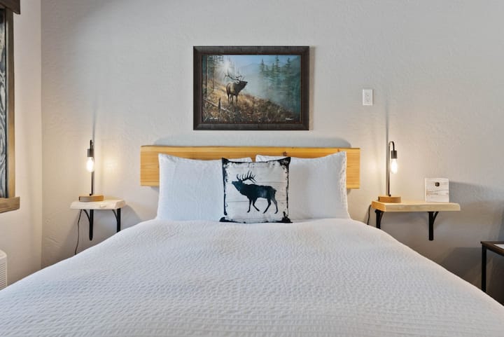 Lake Village Lodge Room #5 - Coeur d'Alene, ID