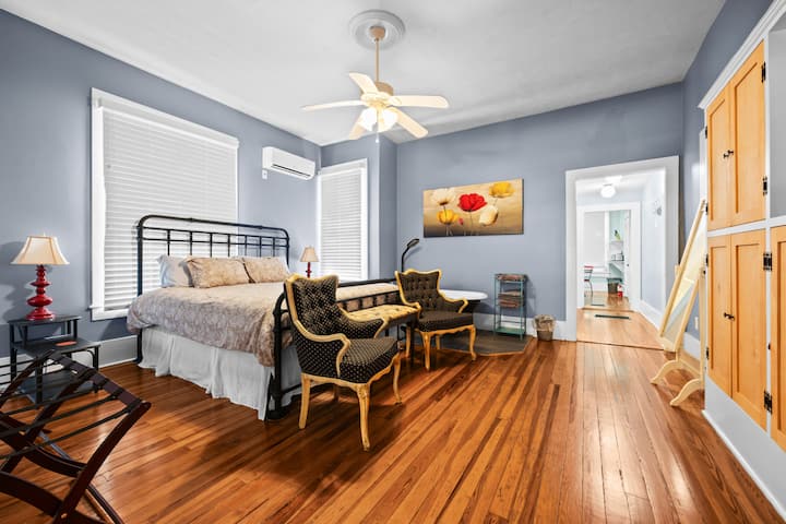 Downtown Apt Near Uf & Shands W/ Parking - Gainesville, FL