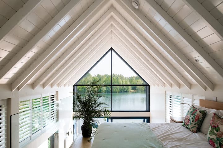 The Boathouse - Romantic Glass Lodge - Hot Tub - Cotswolds