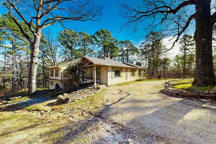 Spacious 5br | Fireplace | Deck | Firepit - Eureka Springs, AR