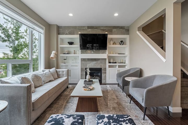 Reconnect & Recharge Roomy Memory Maker 3br/3.5ba - Calgary