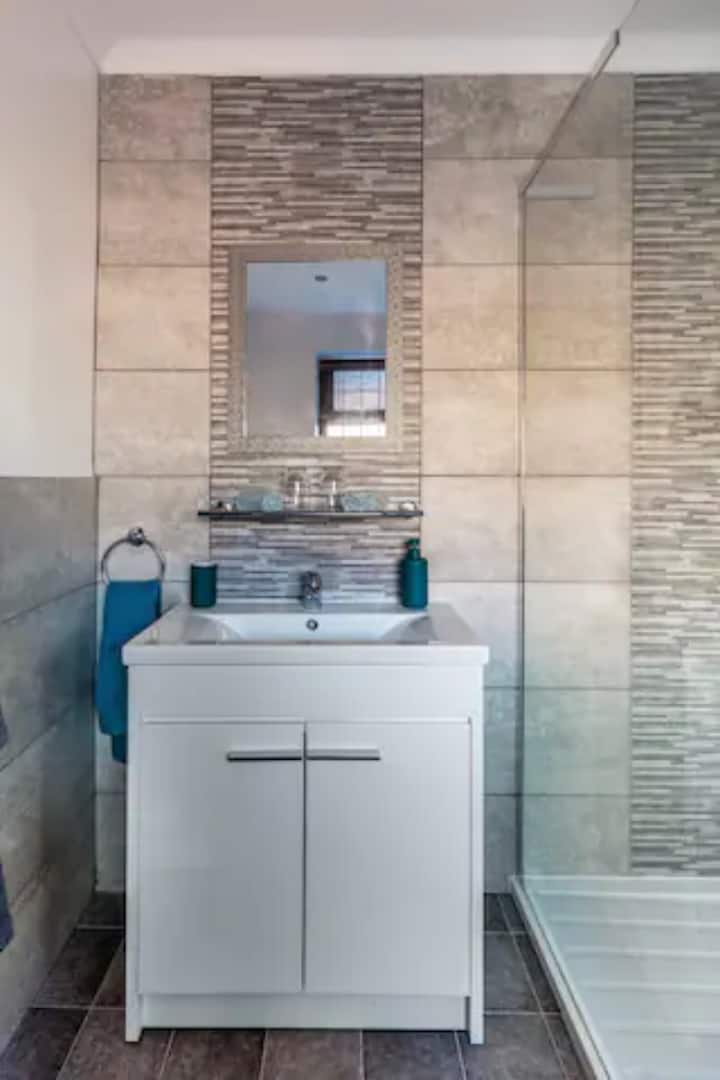 Modern, Comfortable Room With Large En-suite Bathr - Fulford
