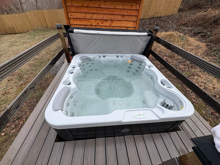 Quiet Cottage In The Woods, With Hot Tub! - West Chester, PA