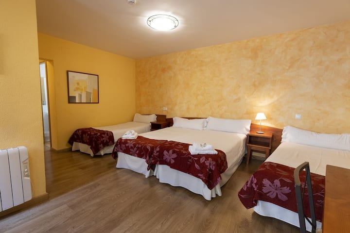 Family Room In Hostal Puerta De Alcázar - アビラ