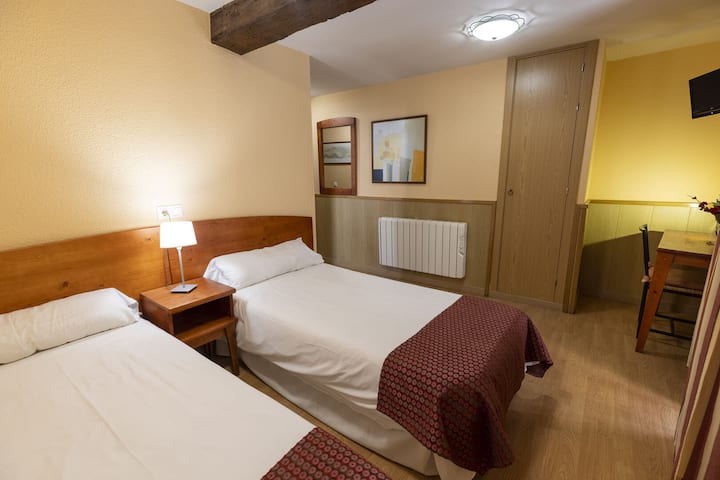 Double Room In Puerta De Alcázar Hostel - Ávila