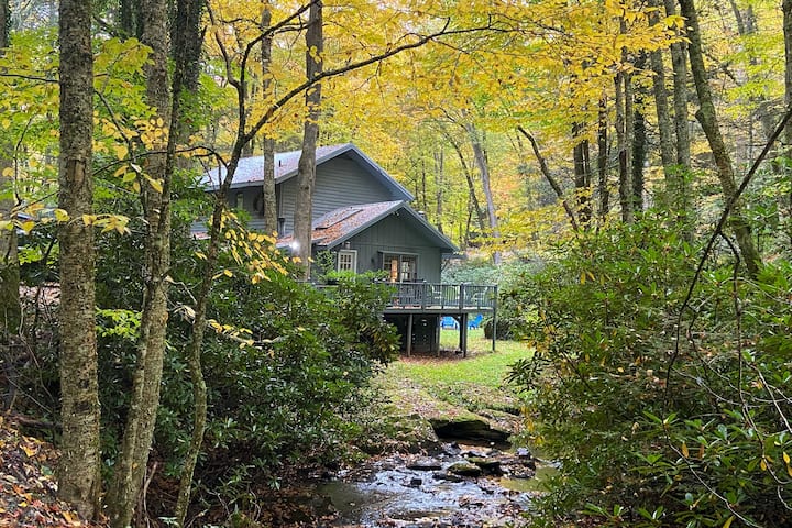 Boone Cottage W/ Fire Pit & On-site Creek! - 분