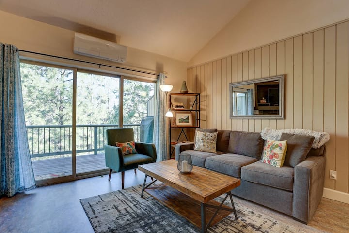 Updated Mt Bachelor Villiage Condo, Pool, Hot Tub, Private Deck, Bbq, River Trails, 20 Min To Lift - Bend, OR