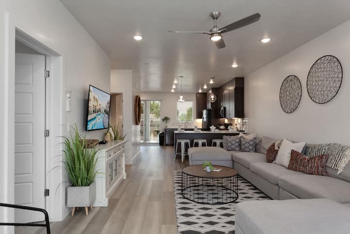 Loft 37| Pickleball, Pool With Waterslide, Jacuzzi - Utah