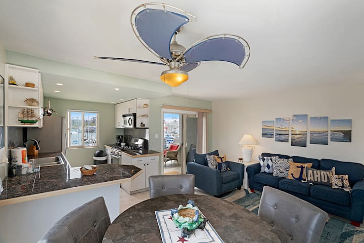 301b Ocean Harbor View - Top Floor Corner Unit - Oceanside, Californie