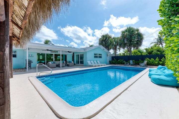 Pink Flamingo Pool Home | Firepit & Tiki! - Palm Beach Gardens, FL