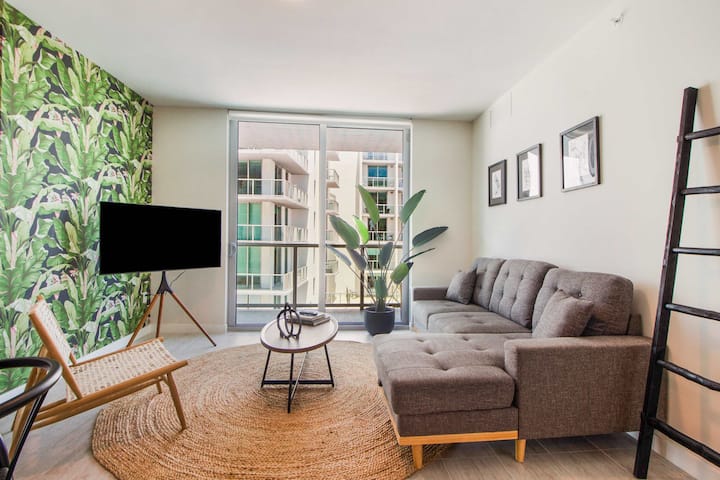 Pool + Bay Views! Lush 1 Bdrm Condo - Miami Gardens, FL