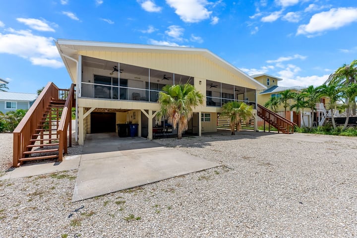 Remodeled Beach Retreat, Steps To Sugary Sand! - フォート・マイヤーズ・ビーチ, FL
