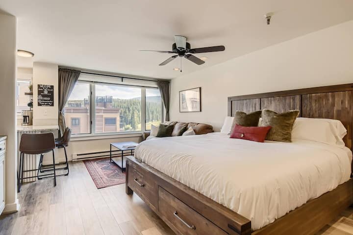 Penthouse Studio | King Bed | Breathtaking Views - Breckenridge, CO