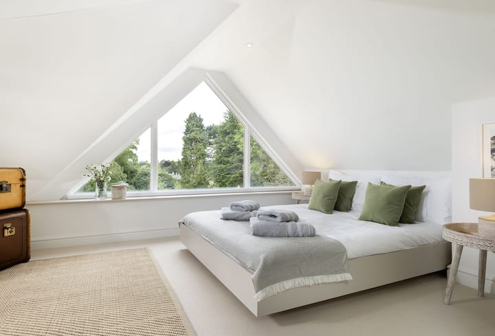 As A Result Of Winning The Land In A Poker Game At The Turn Of The 20th Century, Winacres Cottage Is - Nailsworth