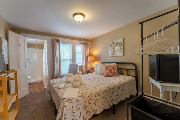 Room 12 (3rd Floor With Shared Bathroom) - Laconia, NH