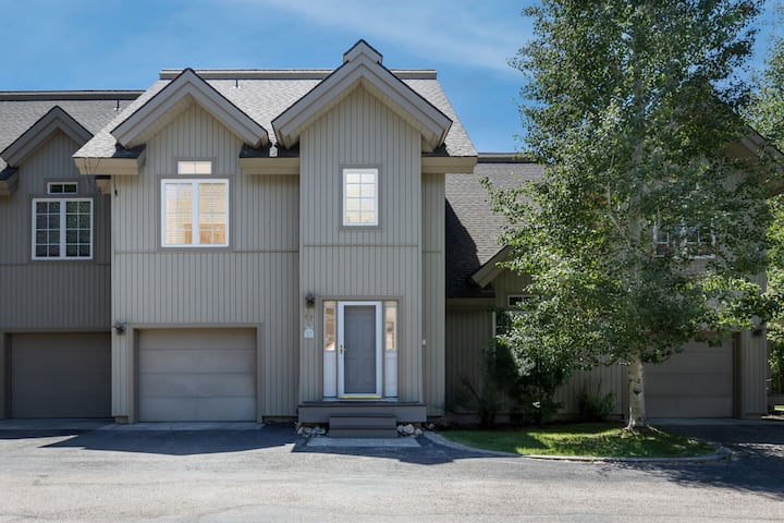 Cozy 2 Level Townhome With Scenic Views - Driggs, ID