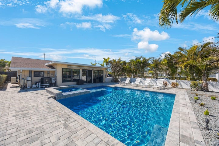 Luxurious Beachside Stay: Walkable, Elegant & Pool - Treasure Island, FL