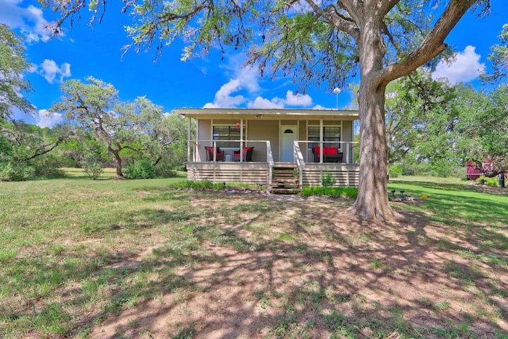 Sunflower Ridge Cottage - 2 Bedroom Sunny Retreat - Wimberley, TX