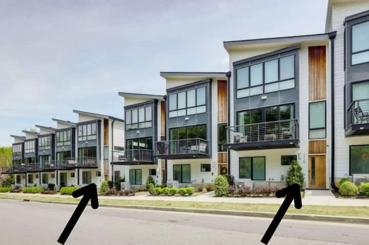 2 Units W/ 14 Beds! Fun Garages & 10 To Downtown! - Nashville, TN