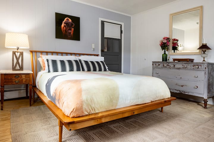 Cozy Farmhouse Style 3 Beds | Near Downtown - Litchfield, CT