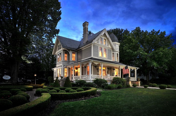 Historic Harvey House Inn- The Harvey Room - Fayetteville