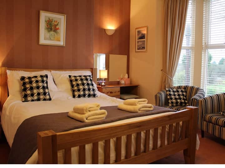 Comfort King Ensuite With Shower At Athol Guest Ho - Filey