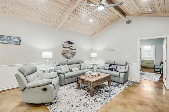 Hello Sunshine Pirates Bay! Tx Coast Getaway - Port Aransas, TX