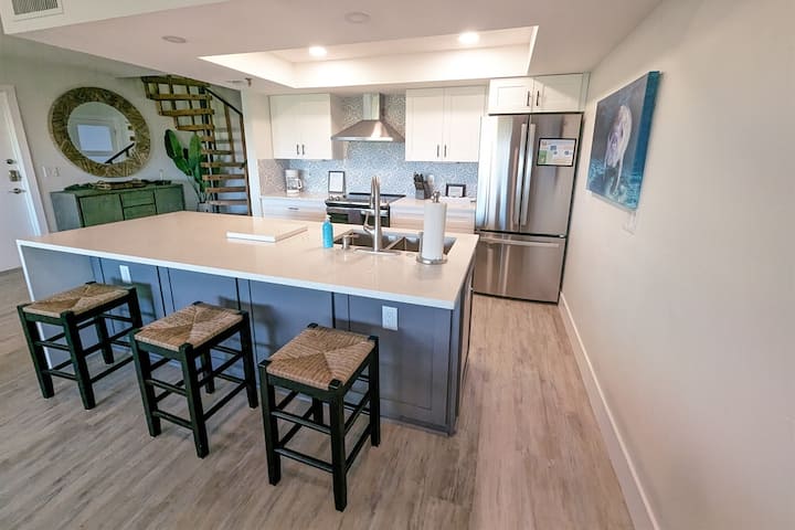 Modern 2 Story Condo -Spacious Balcony -Water View - Indian Shores, FL