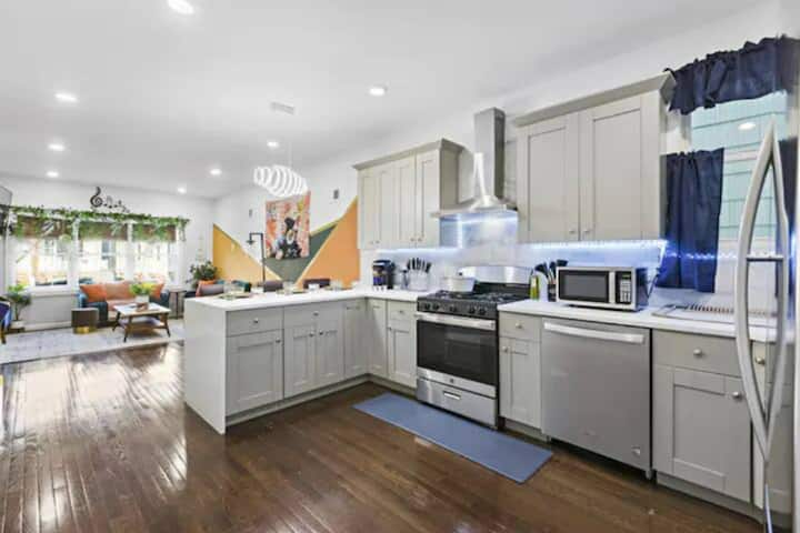 2 Living Rooms~king Bd~deck+bbq~airport 15 Min - New York