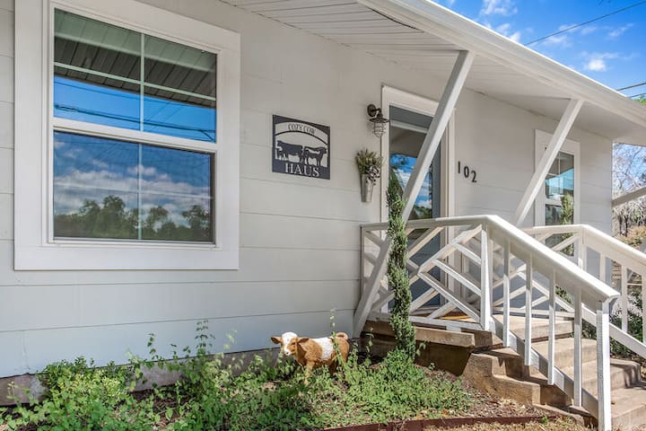Cozy Cow I Full Kitchen |Ambient Fireplace |Hot Tub |Fire Pit | Children Welcome - Fredericksburg, TX