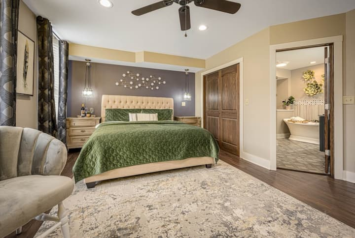 Downtown Galena Luxury Penthouse W/ Parking - Galena, IL
