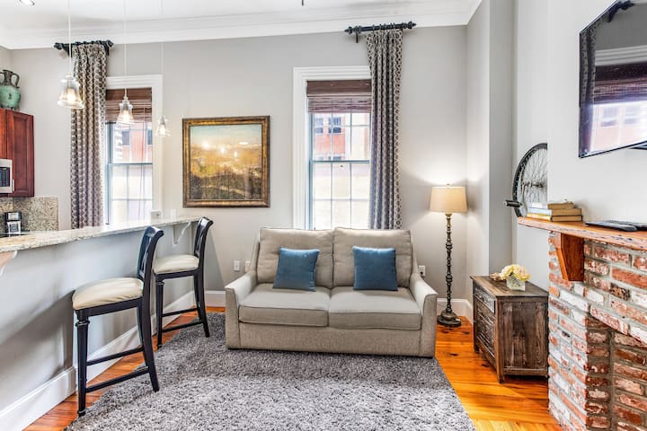 Luxurious Downtown Studio On Historic Bay Street By Lucky Savannah - Savannah, GA