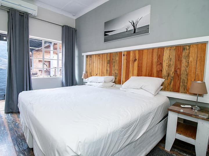 The Doors Inn - Farmhouse Room, Two Single Beds - Mokopane