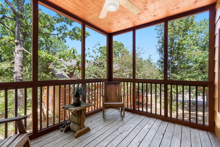Cozy Walk-in Branson Cabin With 3 King Beds & Open Loft Near Shopping And Shows - Branson, MO