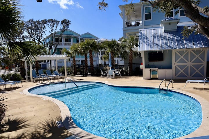 Stylish Luxury Townhome W/ Pool, Elevator, 3 Kings & An Ocean View Near The Beach - Kure Beach, NC