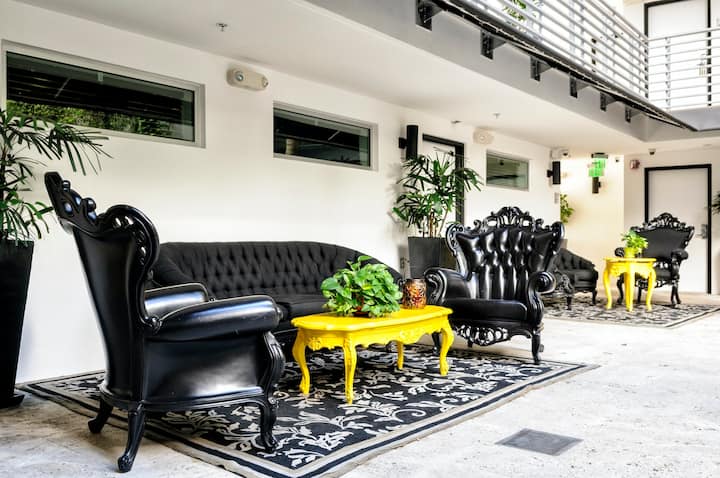 Private Room 2 Queen Beds, 2 Pools Rooftop Sundeck - Miami Beach, FL