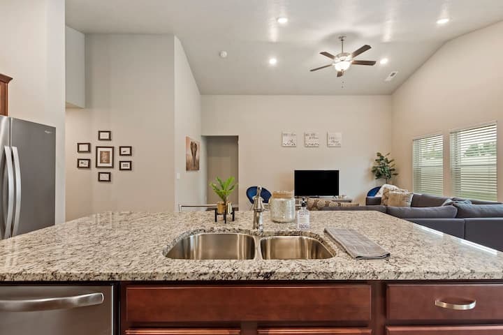 Sunset Beauty ~ 4bed ~ King Master ~ Newly Built - Caldwell, ID