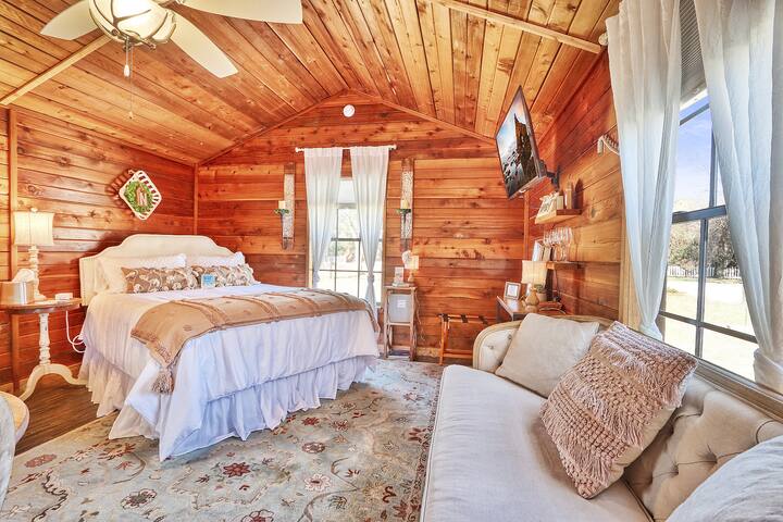 Creekside Cabins- The Nest - Texas