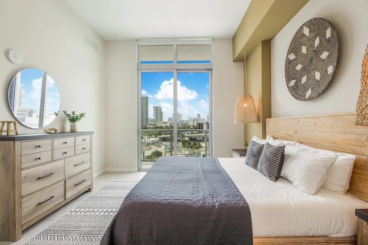 One Bedroom Condo King Bed With City Views - Miami