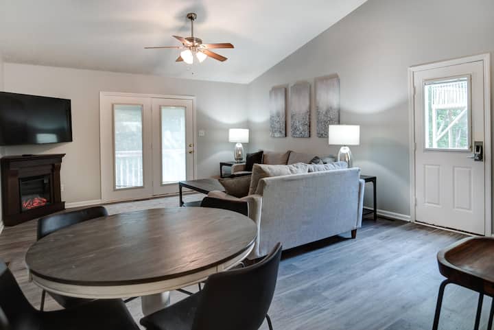 Pet Friendly Contemporary Townhome Hot Tub - Sierra Nevada