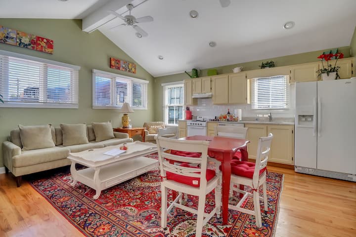 Pretty Jones Street Carriage House Free Parking - Savannah