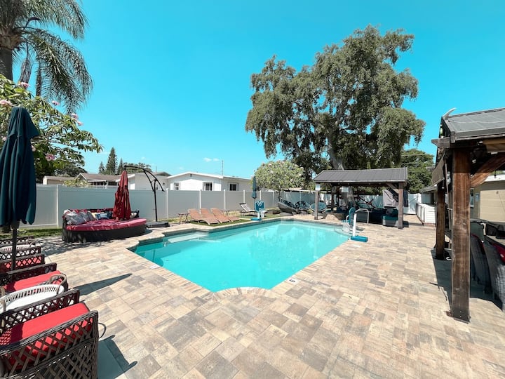 Ultimate Family Fun:  Pool, Theater, 6 Miles-beach - St. Petersburg, FL