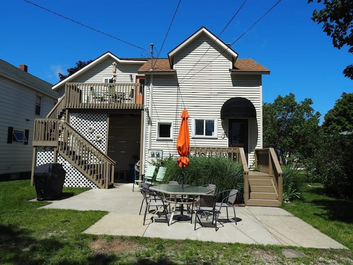 The Cute & Cozy - Upper Apt. - Great Location! - Frankfort, MI