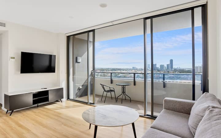Two Bedroom Modem Apartment 5 Mins To Beach - Surfers Paradise