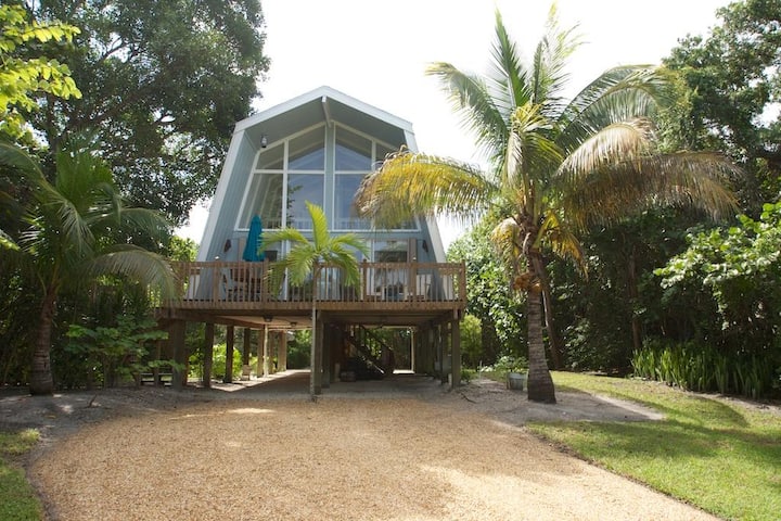 Island Getaway: Cute A-frame Cottage Near Beach! - Sanibel, FL