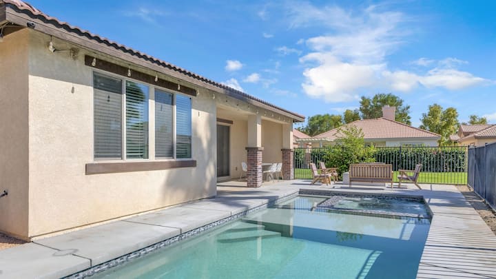 Luxury Escape • Spa, Fire Pit & Golf Course Views - Coachella, CA
