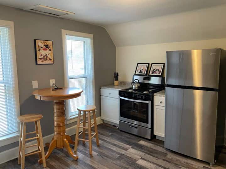 Quality Budget Stay In Rockford, Upper Duplex - Rockford, IL