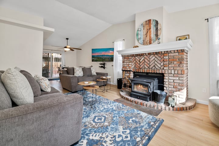 Single-story Cabin + Fireplace + Fire Pit - Big Bear, CA