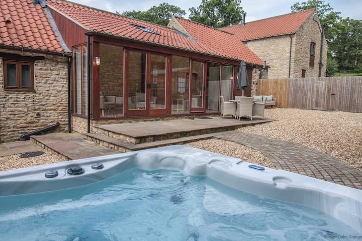 Farndale Cottage | Sleeps 4 - Hot Tub Dog Friendly - Yorkshire