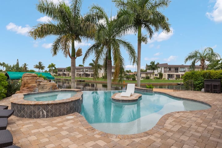 Pristine Waterfront Villa In Cape Coral - 開普科勒爾